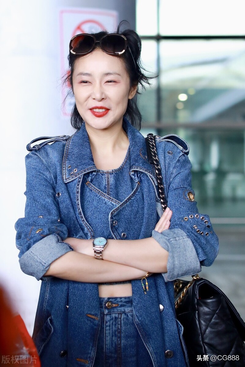 Gao Ye appeared at Beijing Airport - iNEWS