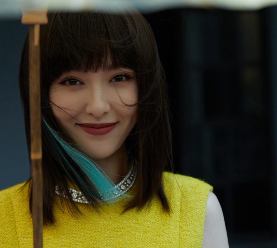 Luo Jin appeared to buy a bag for Tang Yan in a low-key manner ...