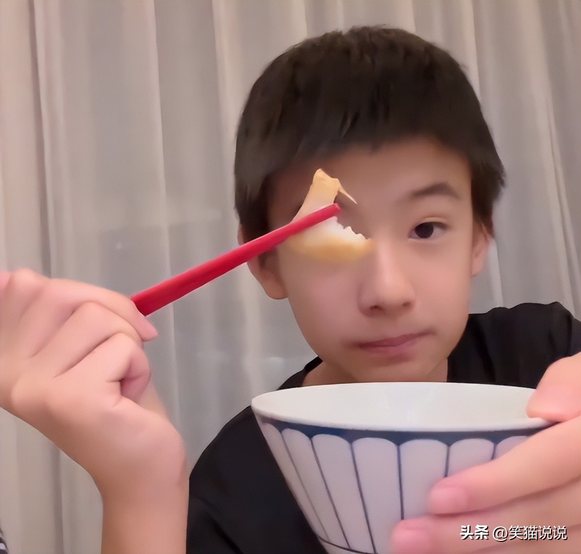 Dong Jie shares cooking videos, Dingding's face is so handsome, and his ...