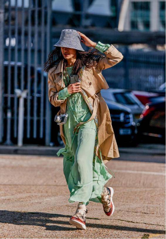 This year, a wear method called "windbreaker skirt" was launched ...