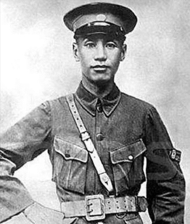 She is Chiang Kai-shek who often visits "White Moonlight" late at night ...