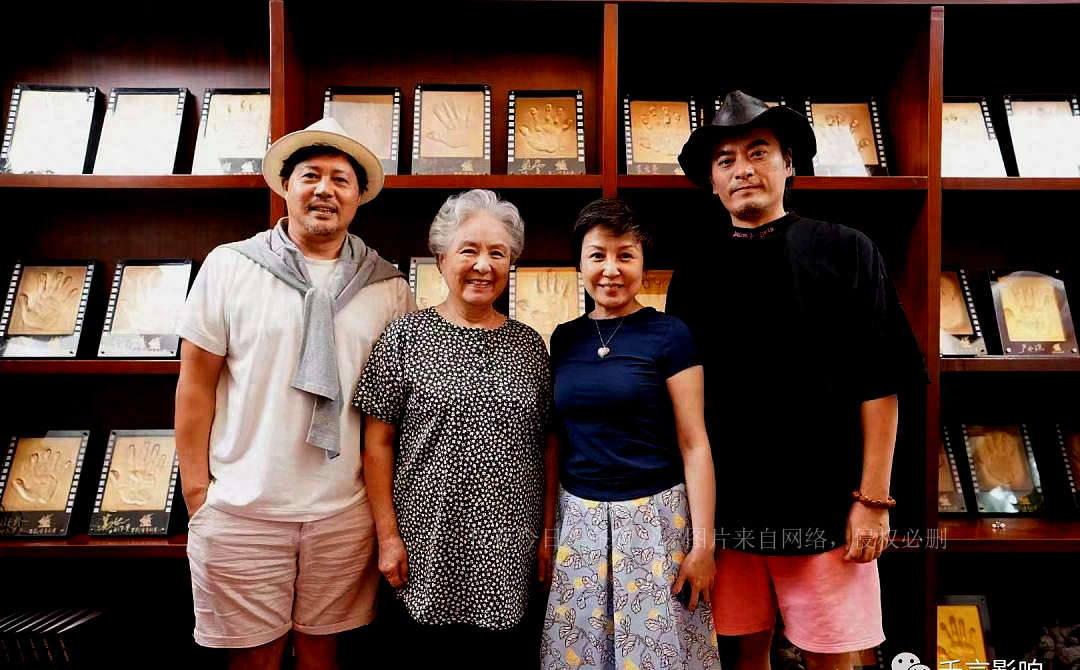 Tong Ruixin, the leader of the Shanghai Film Actors Group, together ...