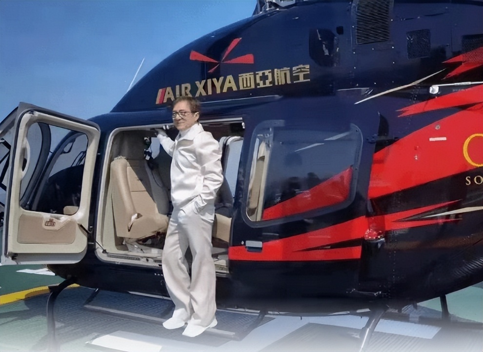 Jackie Chan took a helicopter to buy a luxury house in Hangzhou. - iNEWS