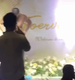 The muscular bride showed off her body at the wedding scene, causing ...