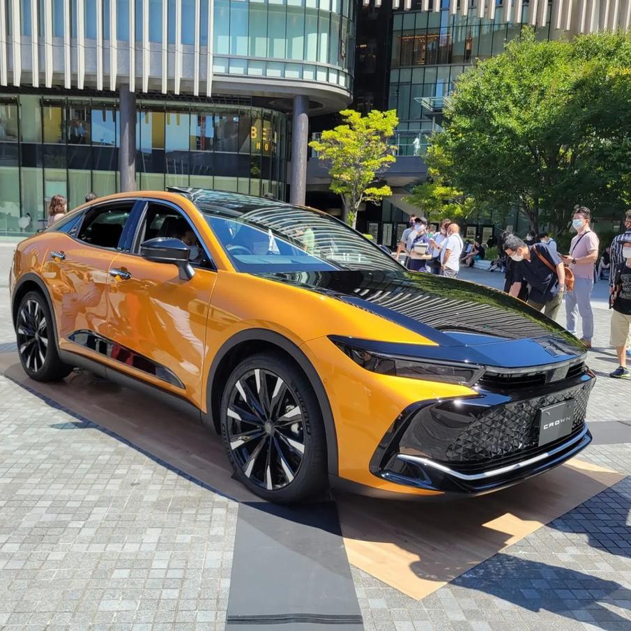 The new crown crossover version is equipped with a hybrid system and ...