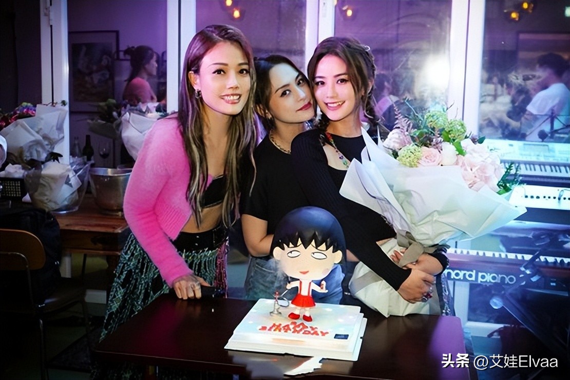 Ah Sa appeared at Ekin Cheng's concert, wearing a shirt and holding up ...