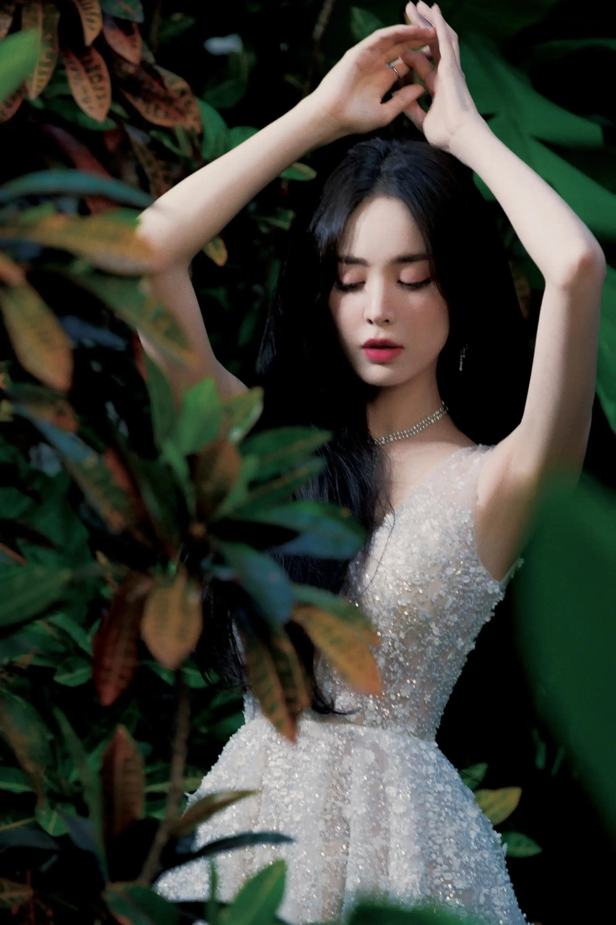 Nazha is so beautiful that when the light falls from behind, she is the ...