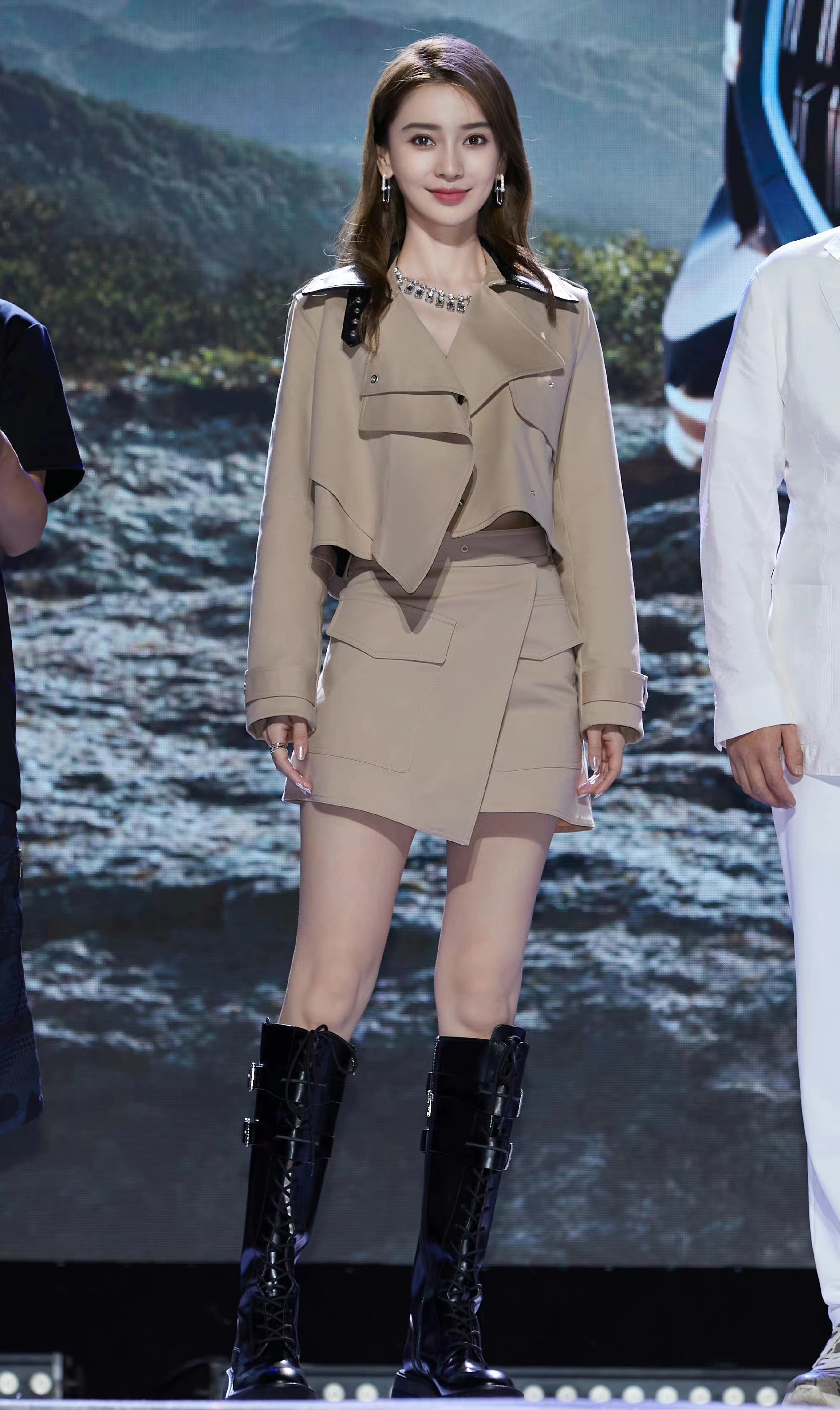 Angelababy attended the event, wearing a khaki suit skirt and boots ...