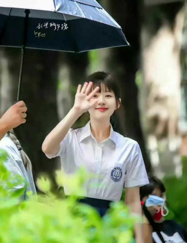 Zhao Lusi's new drama style is exposed, the school uniform style is ...