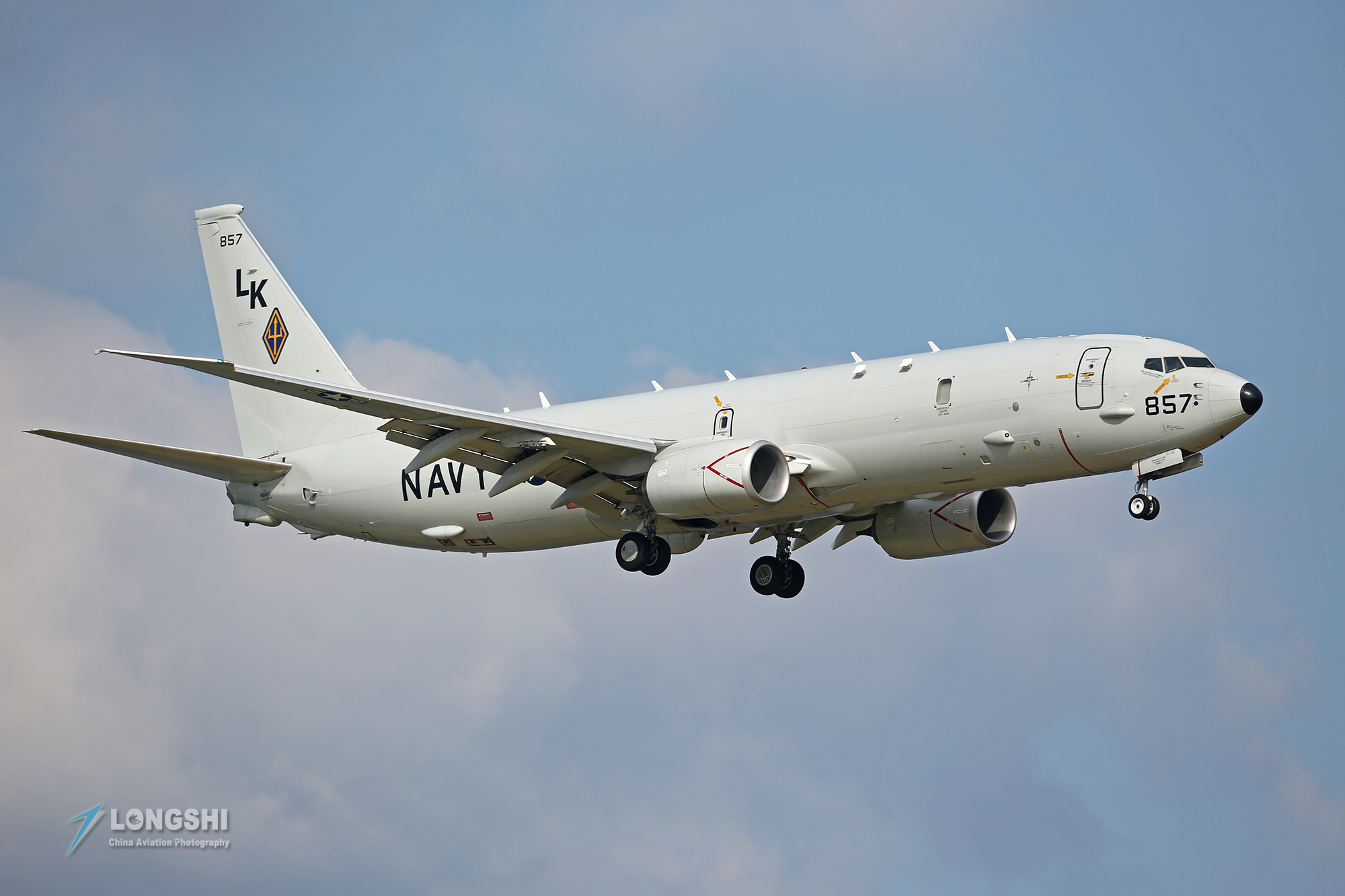 The 052D destroyer sailed far away and appeared in the Indian Ocean. The U.S. P8A anti-submarine ...