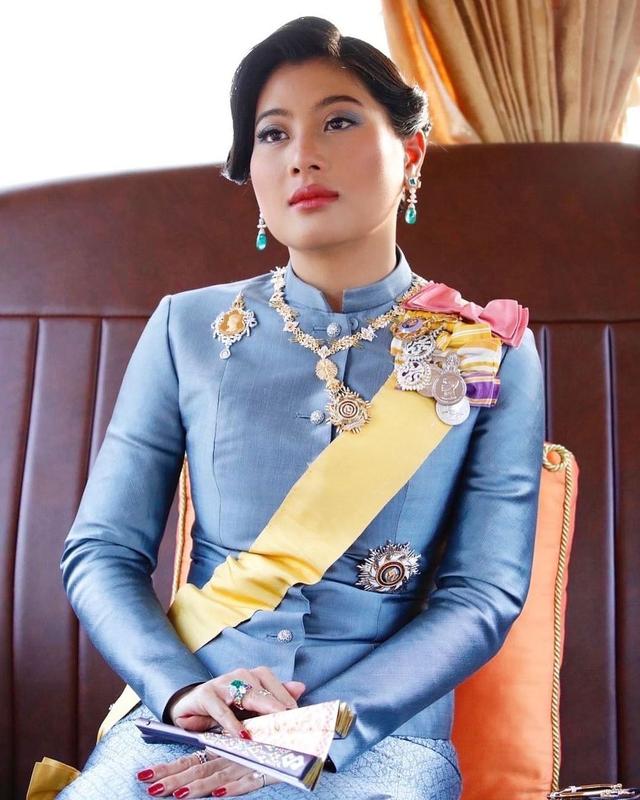 How beautiful is Suthida holding a folding fan?Even Princess Siri couldn't help imitating, she ...