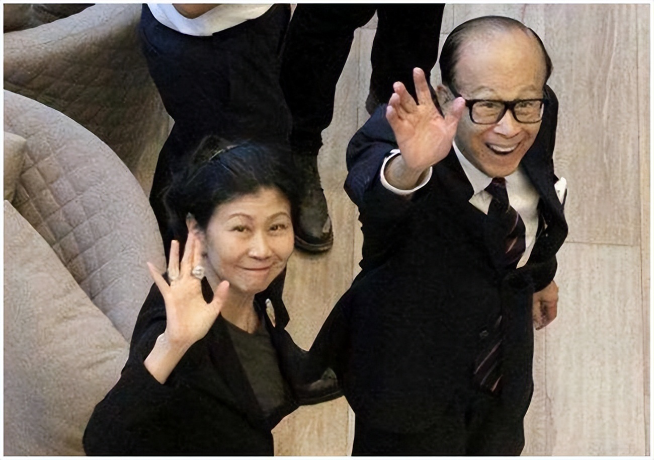 Zhou Kaixuan seldom attended a gathering of a wealthy family, but Li Ka ...