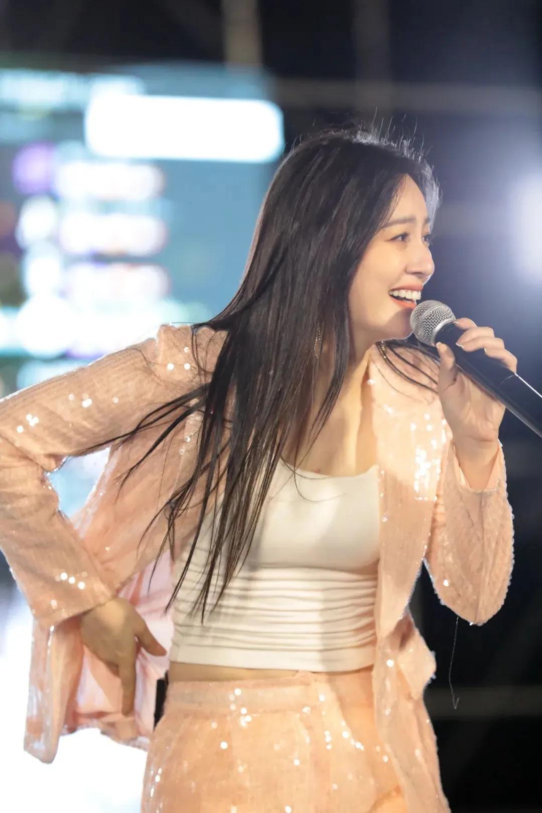 Beautiful photo of Tang Yi - iNEWS