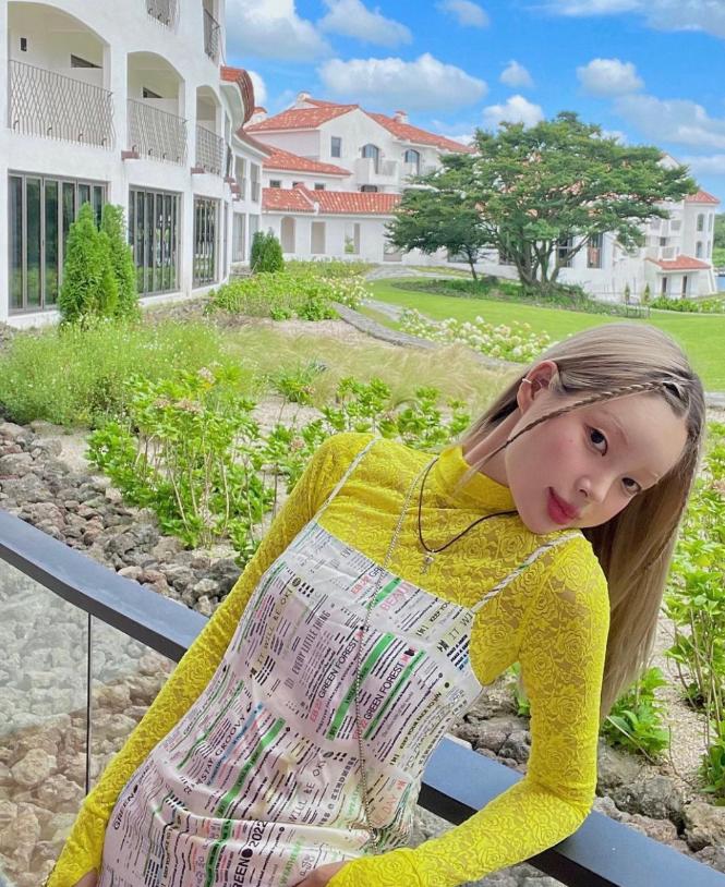 Ins fashion blogger Heejoo wears colors on his body, the colors are ...