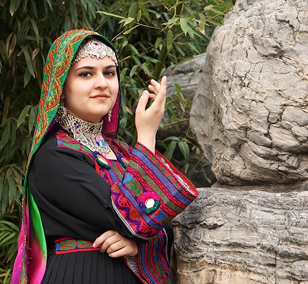 Why do Pakistani girls like to wear veils?After the true face is ...