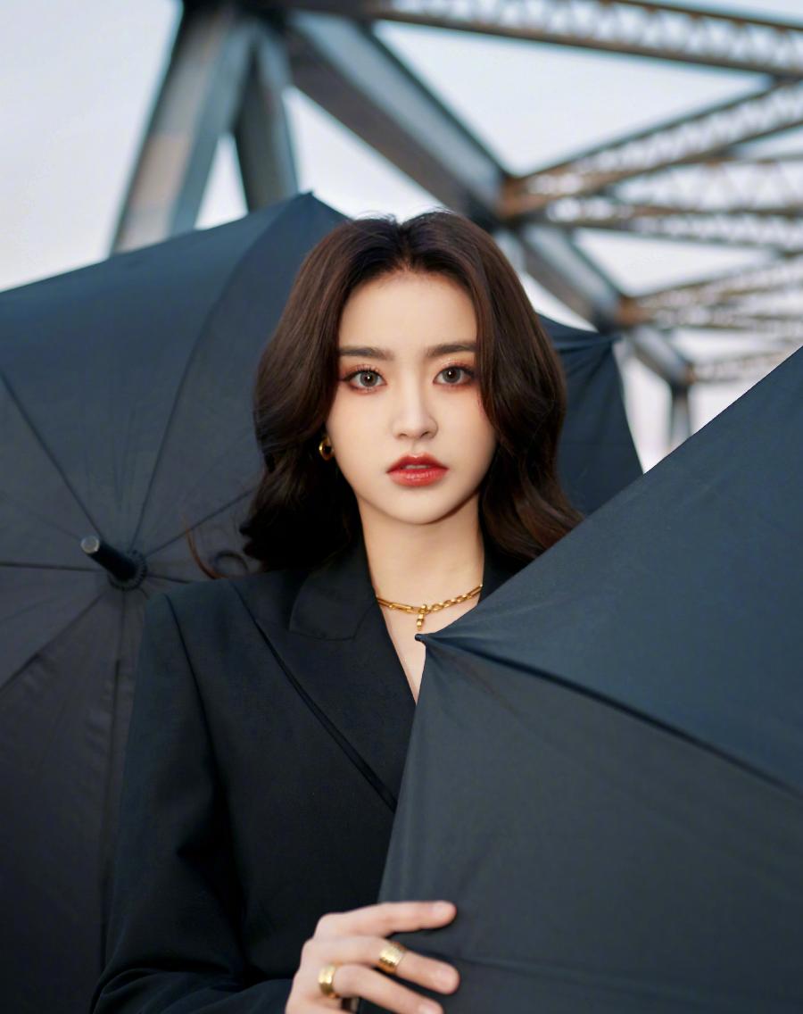 Jin Zihan is both A and sassy, all black looks handsome and dignified ...