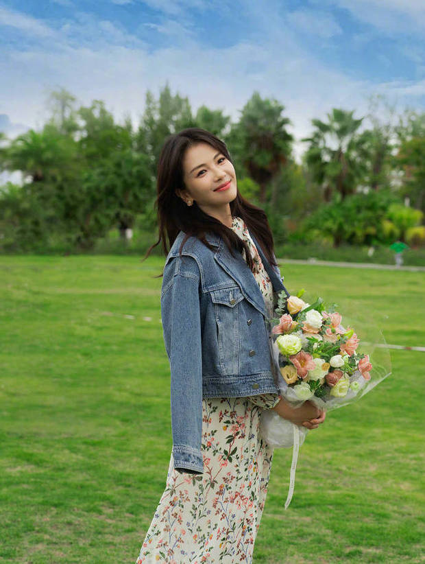 Liu Tao wears a floral skirt and a denim jacket with a gentle, generous ...