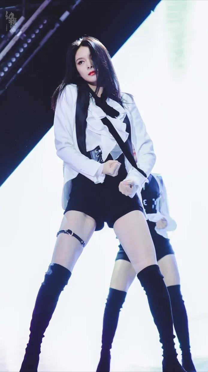 Natural high-cold domineering lady Fu Jing, wearing a golden pink dress ...