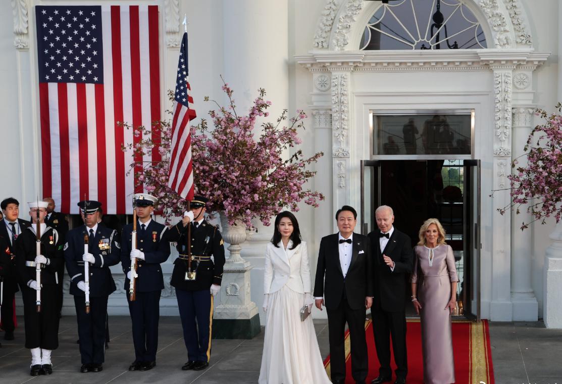 The first lady of South Korea made a big move at the state guest dinner ...