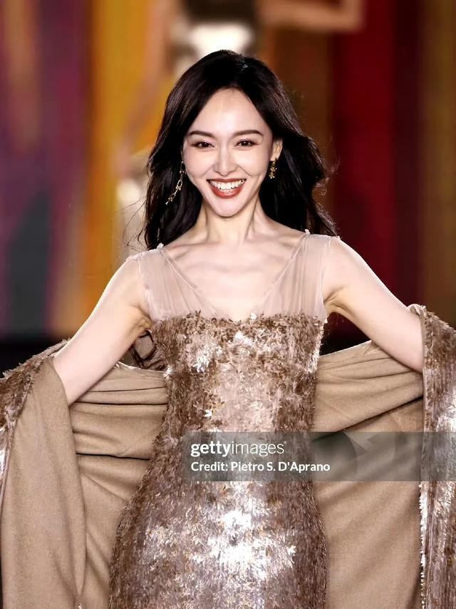 Paris this night! 41-year-old Tang Yan bumped into 37-year-old Liu ...