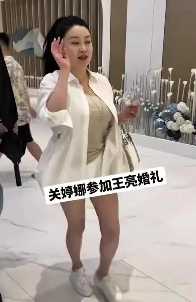 Liu Neng (Wang Xiaoli)'s son got married, and Guan Tingna attended with ...