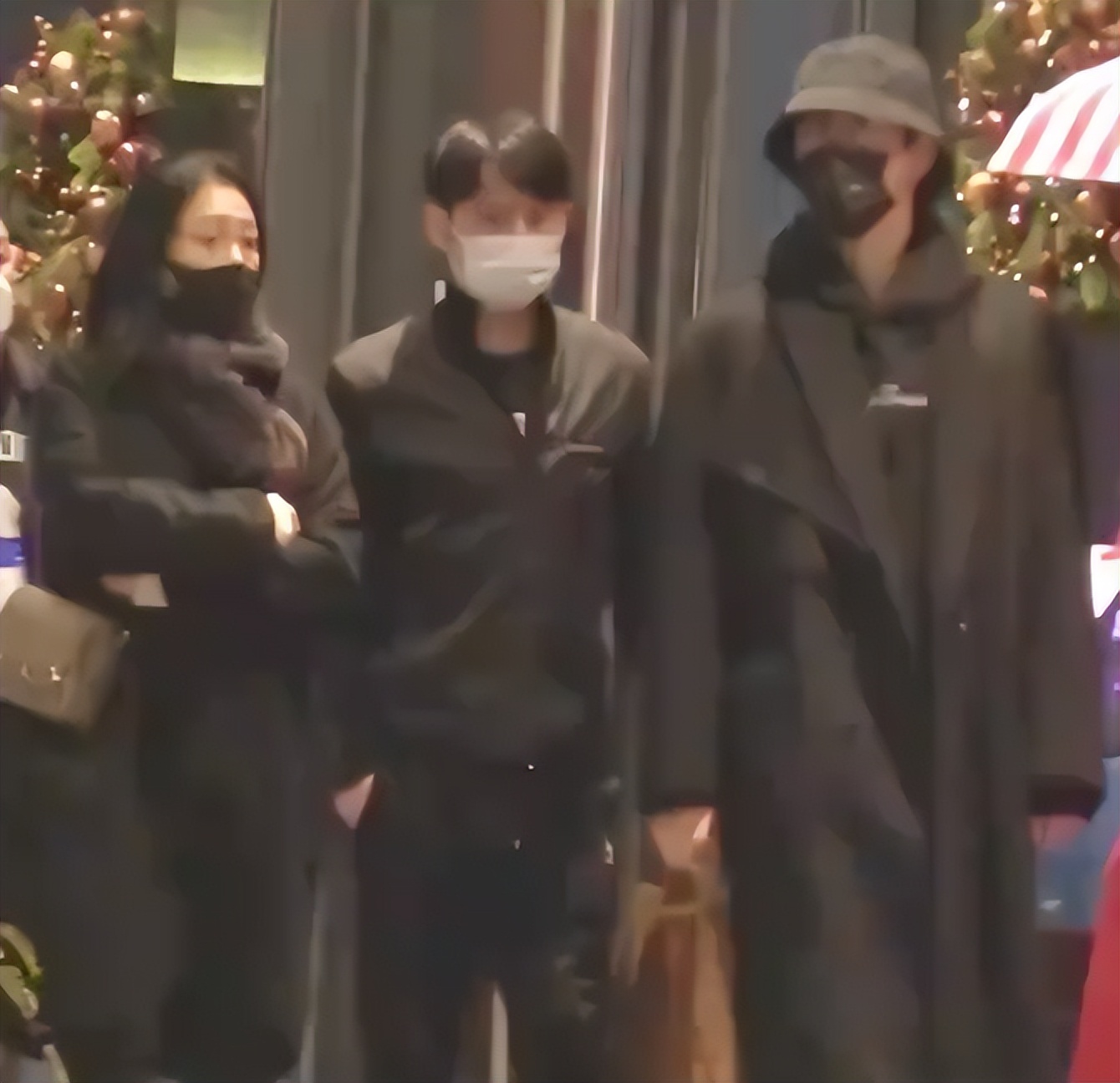 Chen Feiyu goes shopping with his family, 54-year-old Chen Hong looks ...
