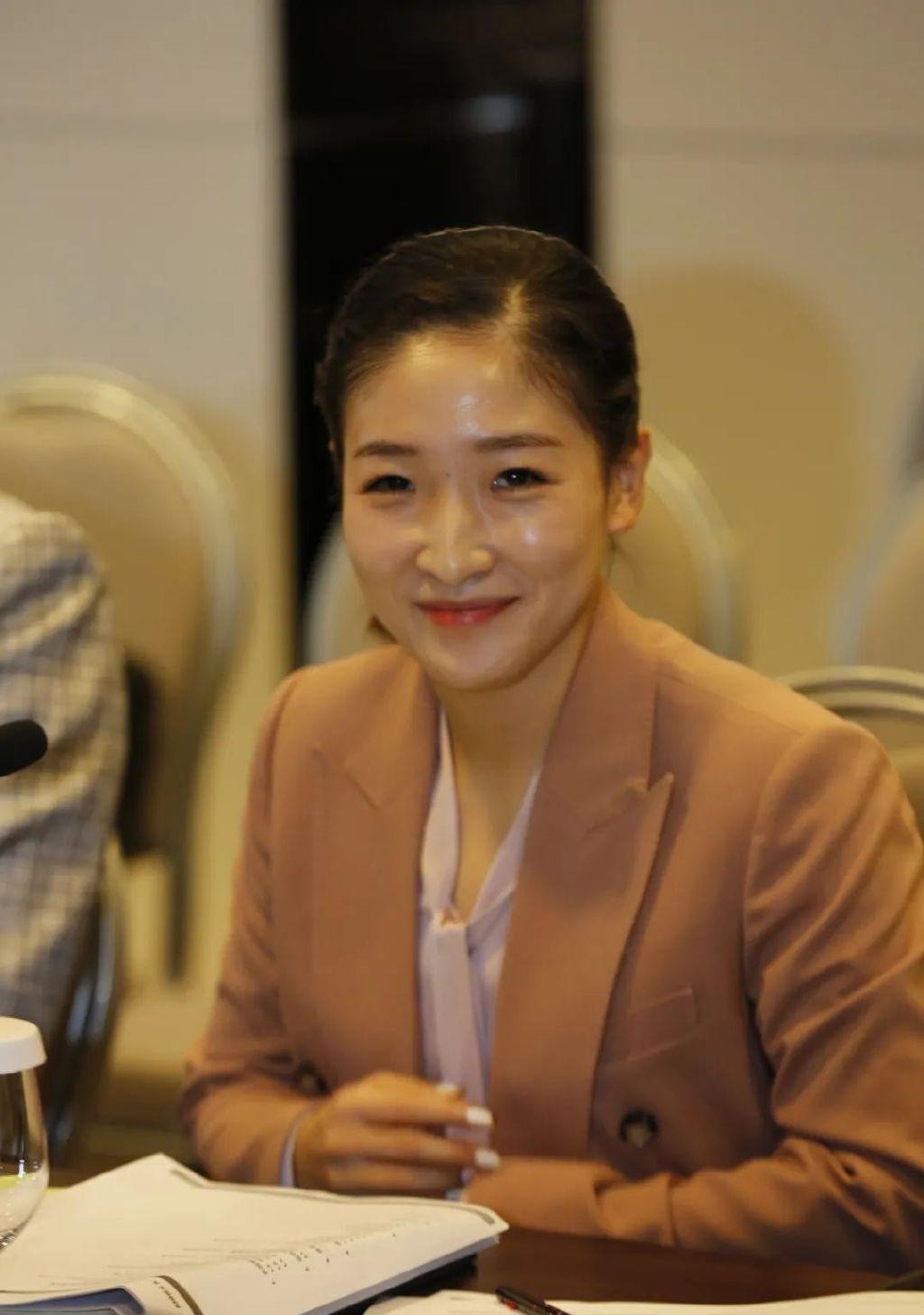 After being promoted, Liu Shiwen appeared in a smart suit, close-up ...