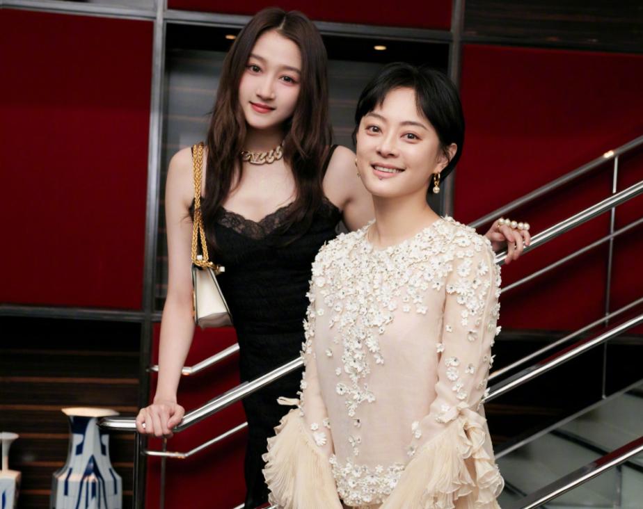 Sun Li and Guan Xiaotong generously post old photos, they are 15 years apart, and now the two ...