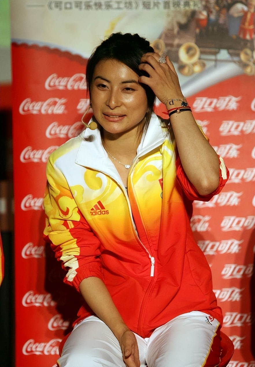 Guo Jingjing personally picked up the three children from school, her ...