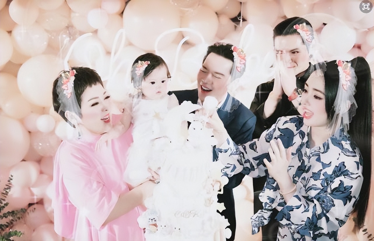 Xiang Zuo celebrates his wife's birthday, Guo Biting smiles happily ...