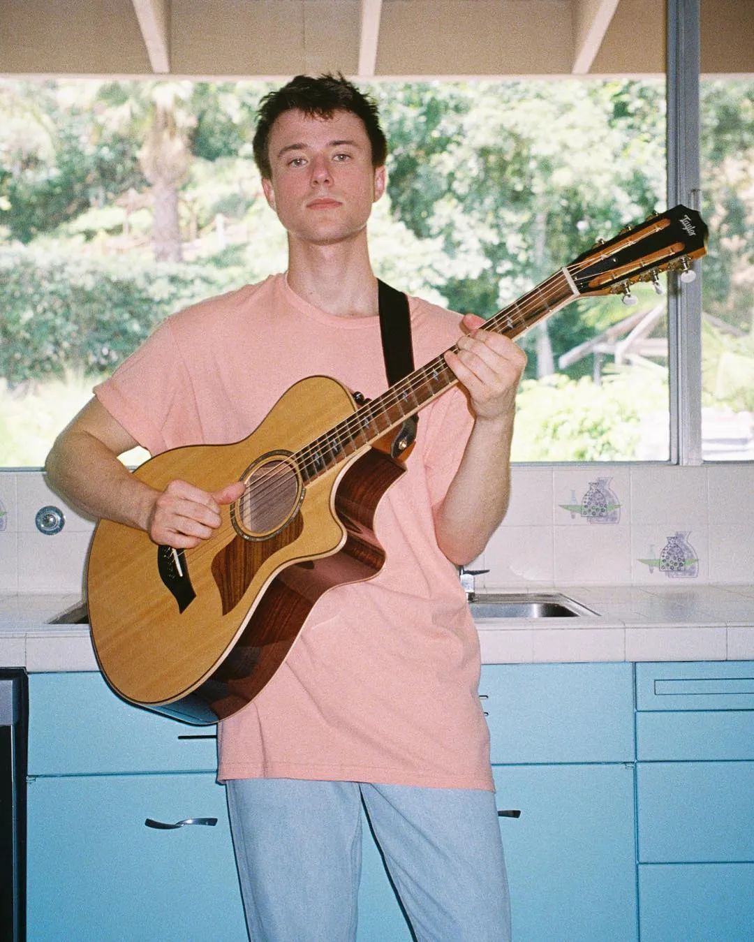 American singer Alec Benjamin released an all-Chinese album, a tenth ...