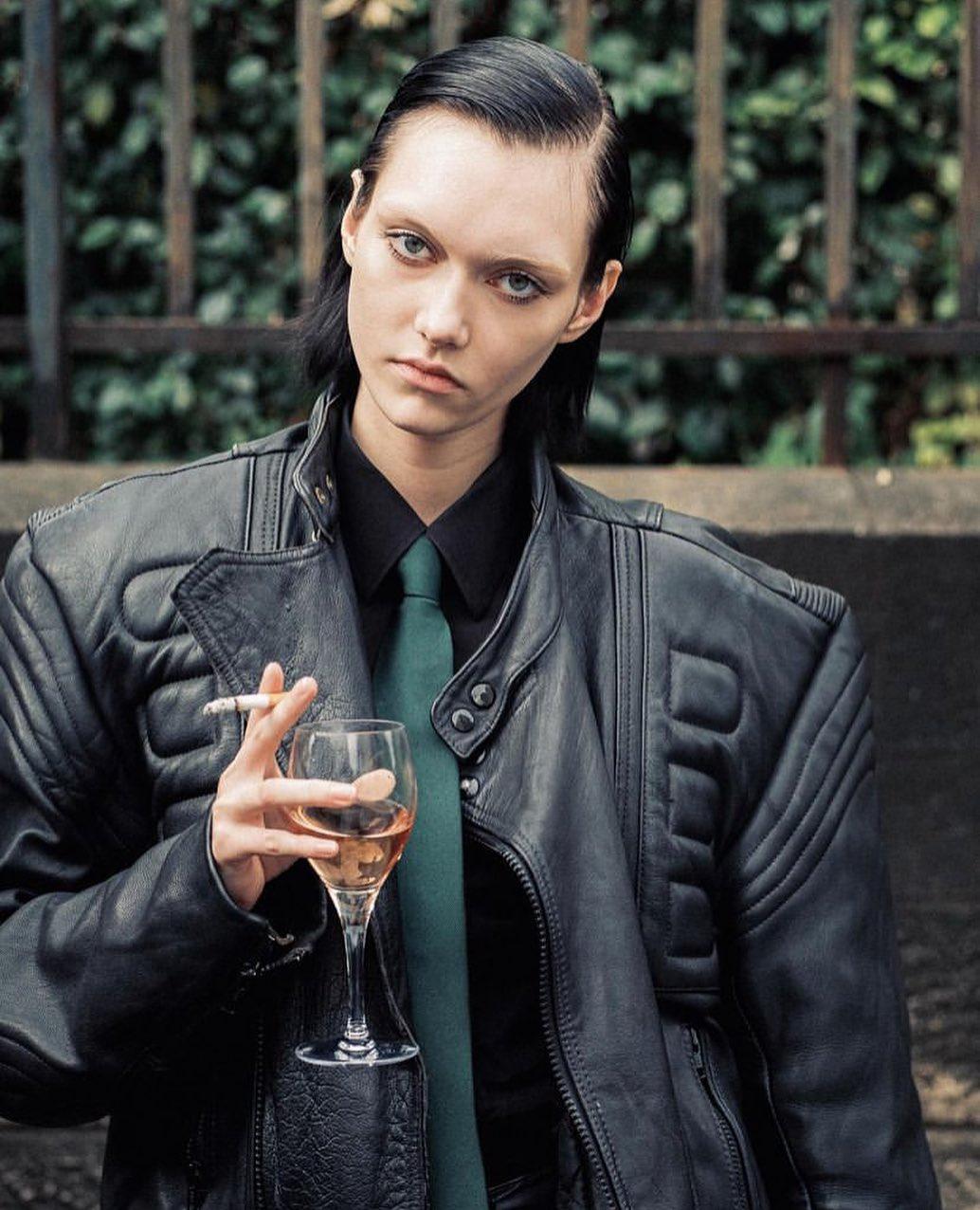 Russian supermodel Sofia Steinberg discloses non-binary gender awareness! - iNEWS