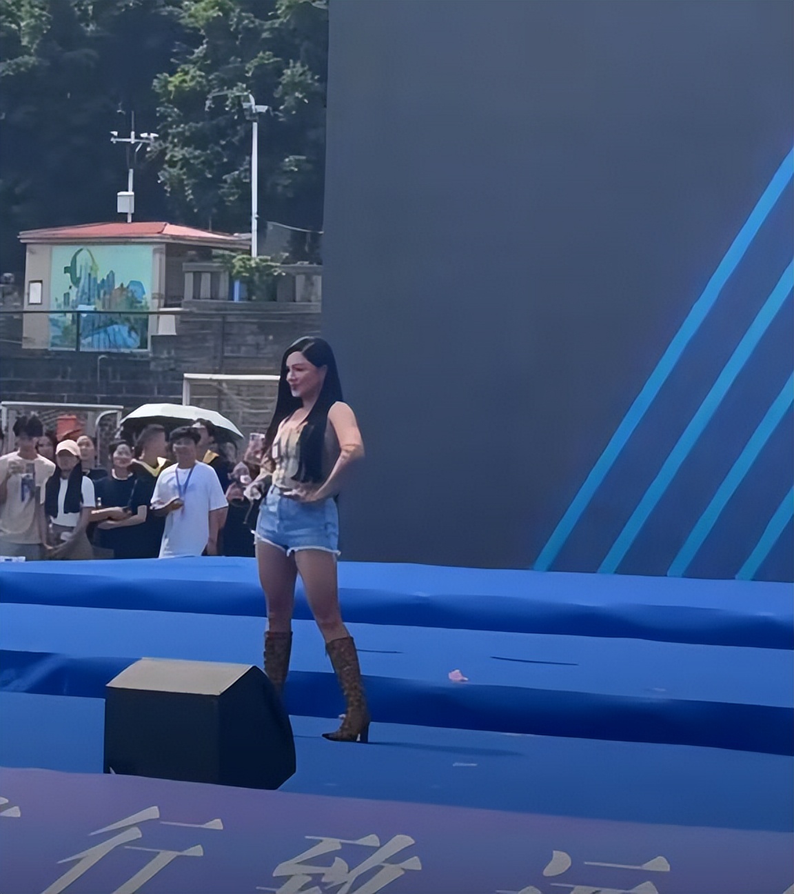 Jiang Yingrong appeared in a school performance, with fat underarms in ...