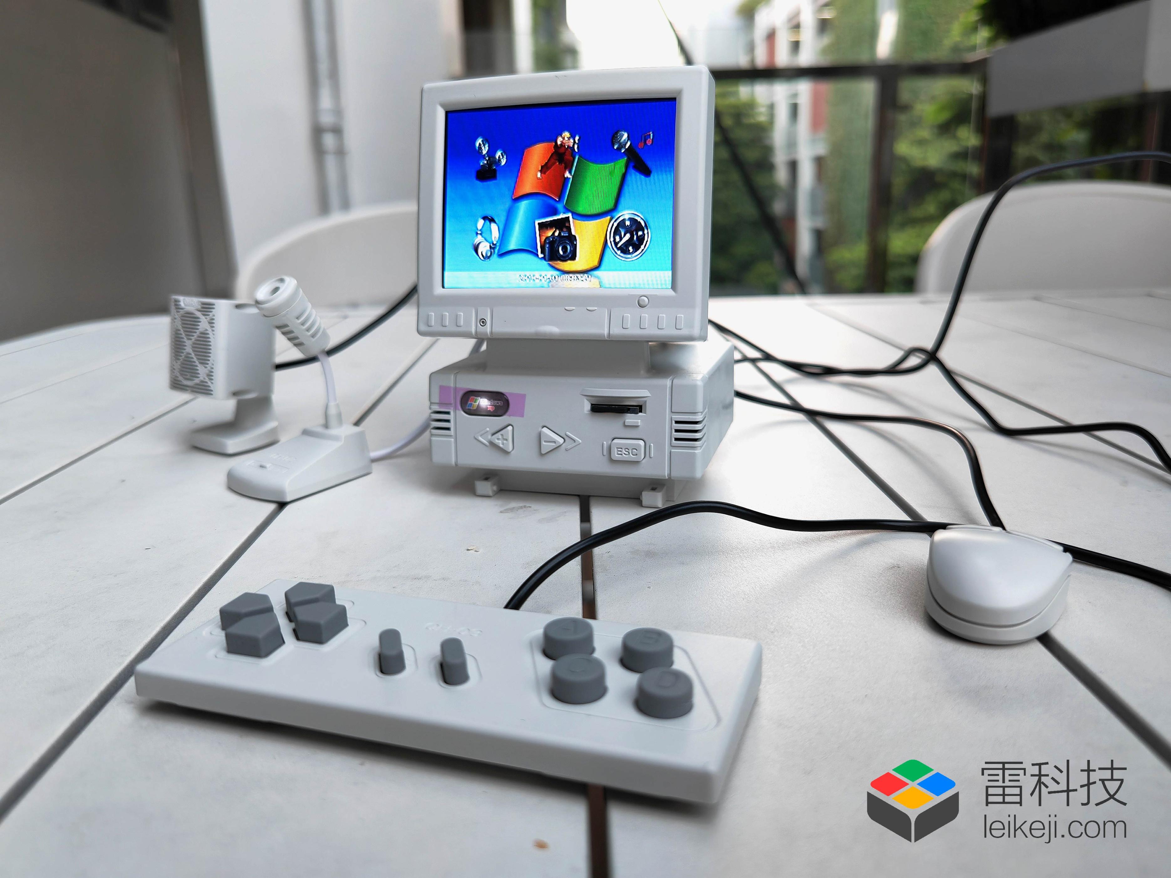 A retro "computer" that can sing karaoke and play games!but i don't ...