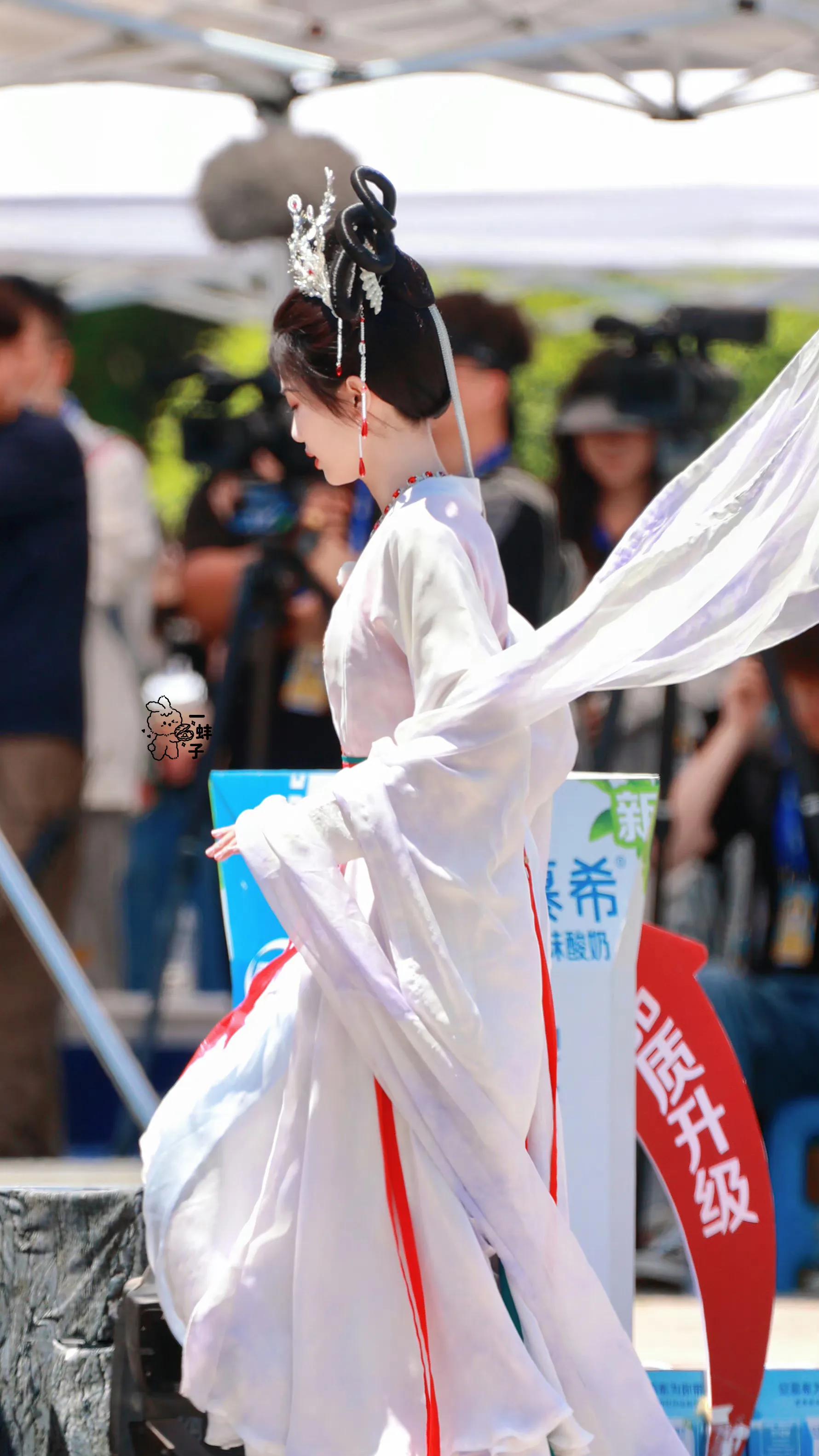 Let the white deer run cos Chang'e - iNEWS