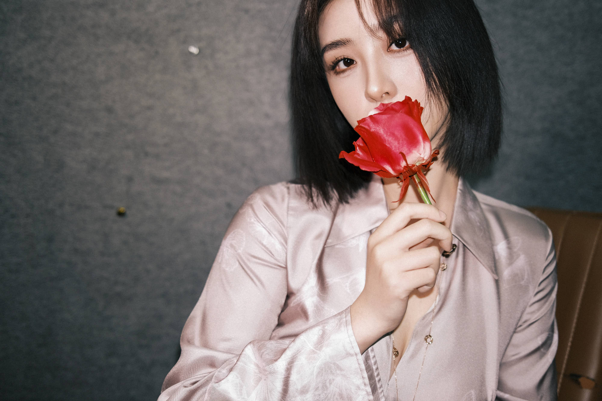 Zhao Xiaotang's neat short hair and a deep V skirt, his career line is ...