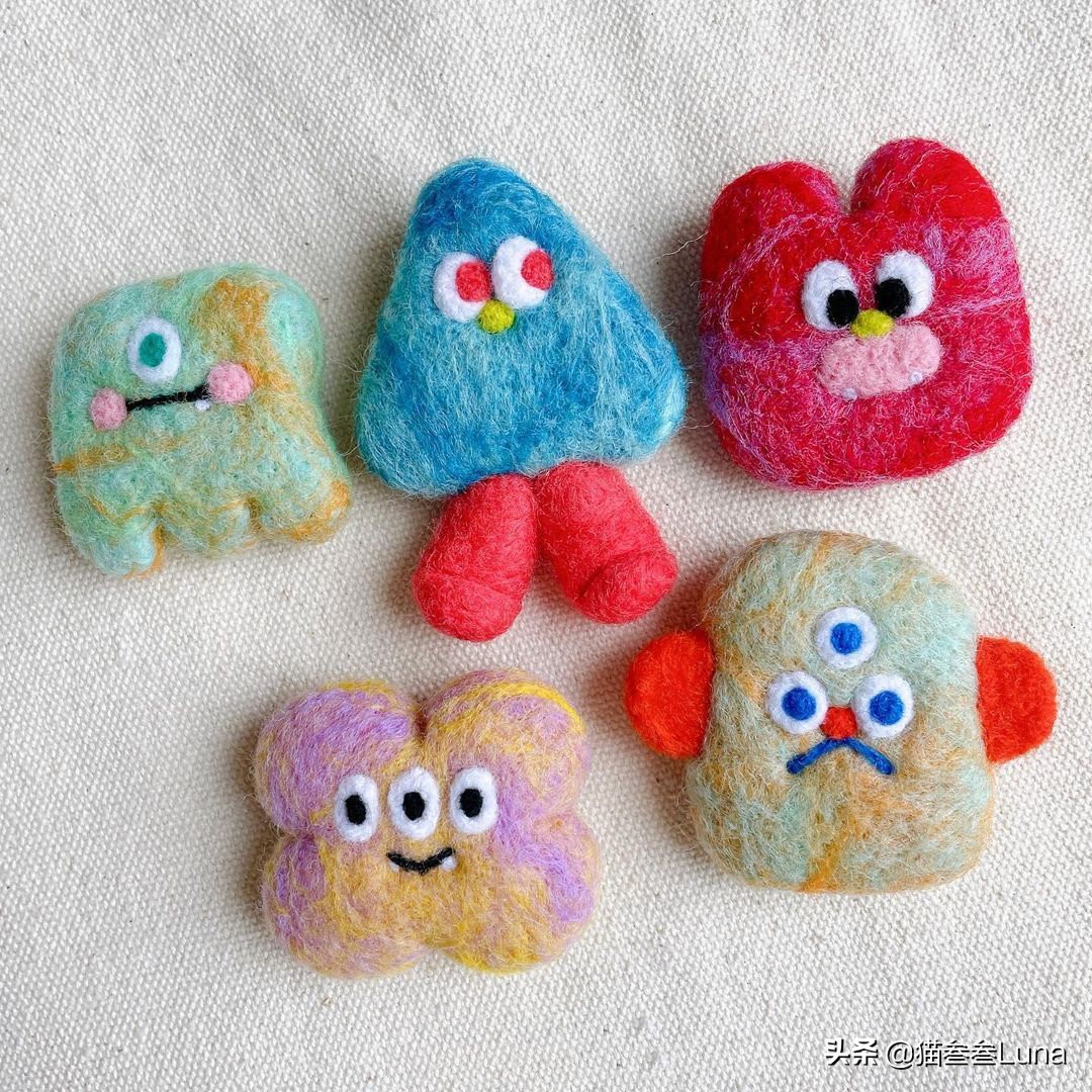 The wool felt monster in the artist's hand is too cute - iNEWS