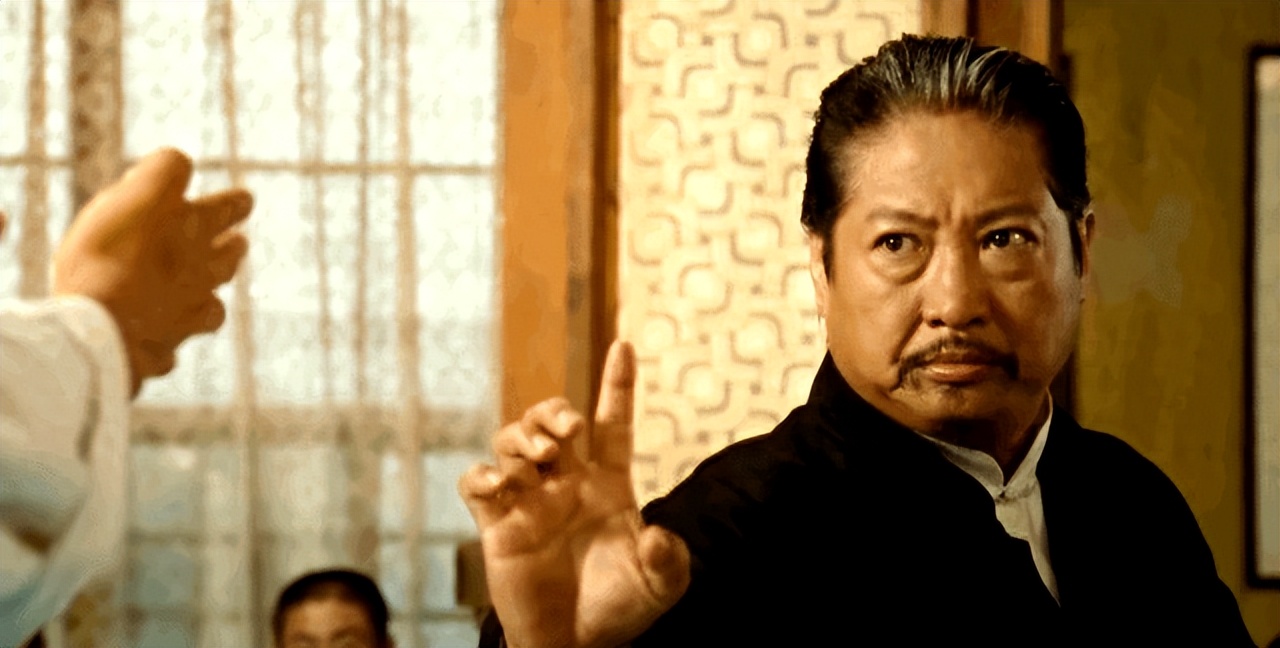 71-year-old Sammo Hung took a photo with a Japanese actress. Although ...