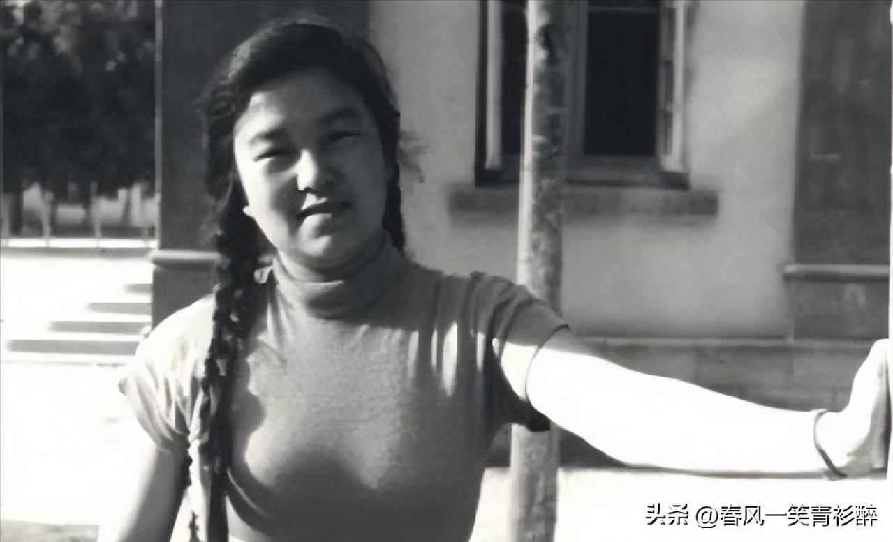 Modern Poet Ai Qing: In order to pursue her student, she would kneel ...