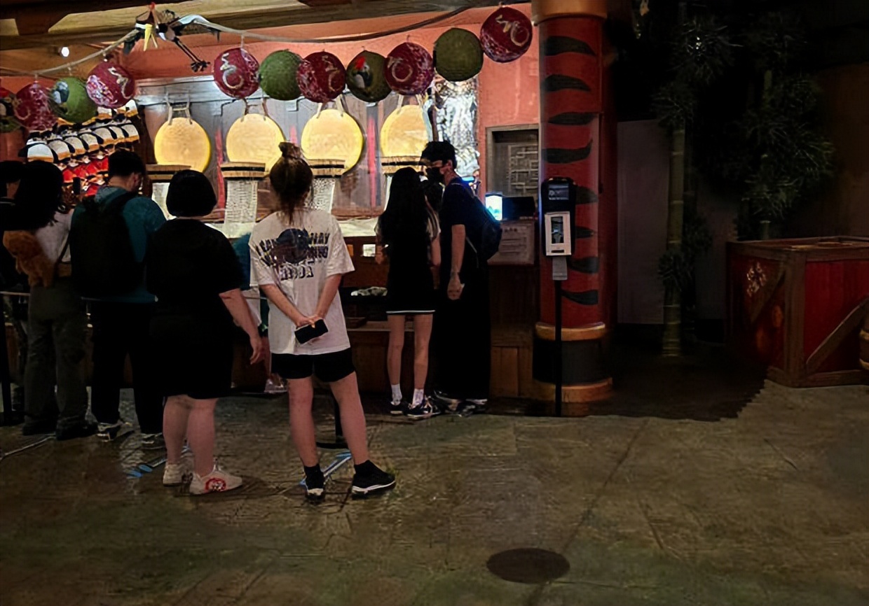 Darren Wang and Zhuoyi Cai travel together in Universal Studios, the ...