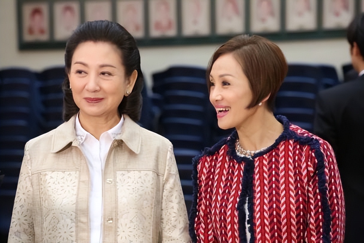 A 68-year-old well-known actress was met abroad by chance. She has a ...