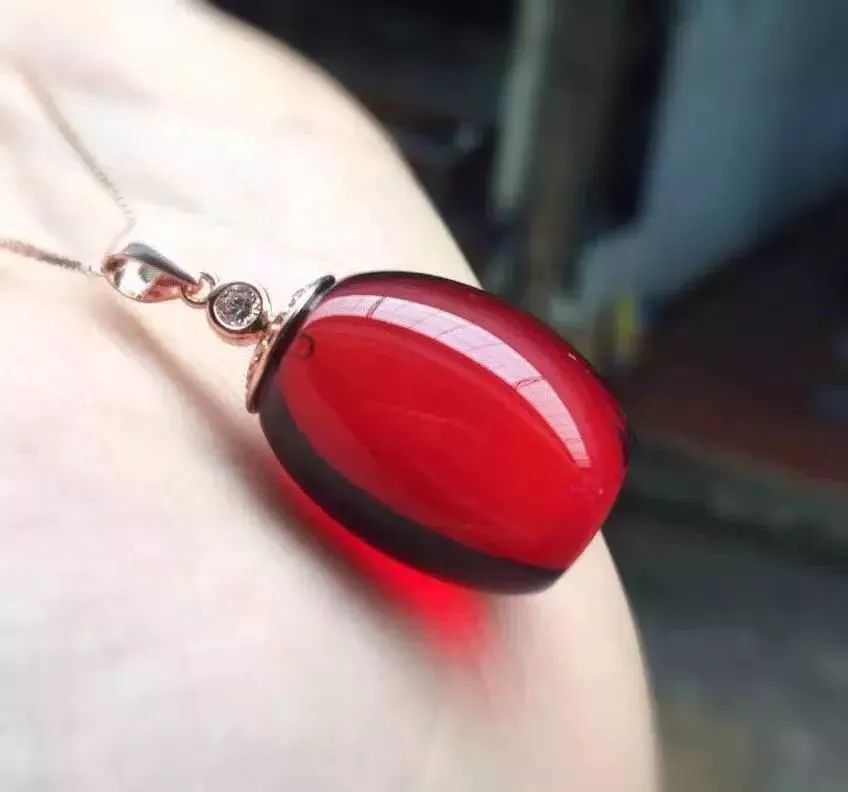 The blue opal is like sea water, and the blood opal is like a flame!The ...