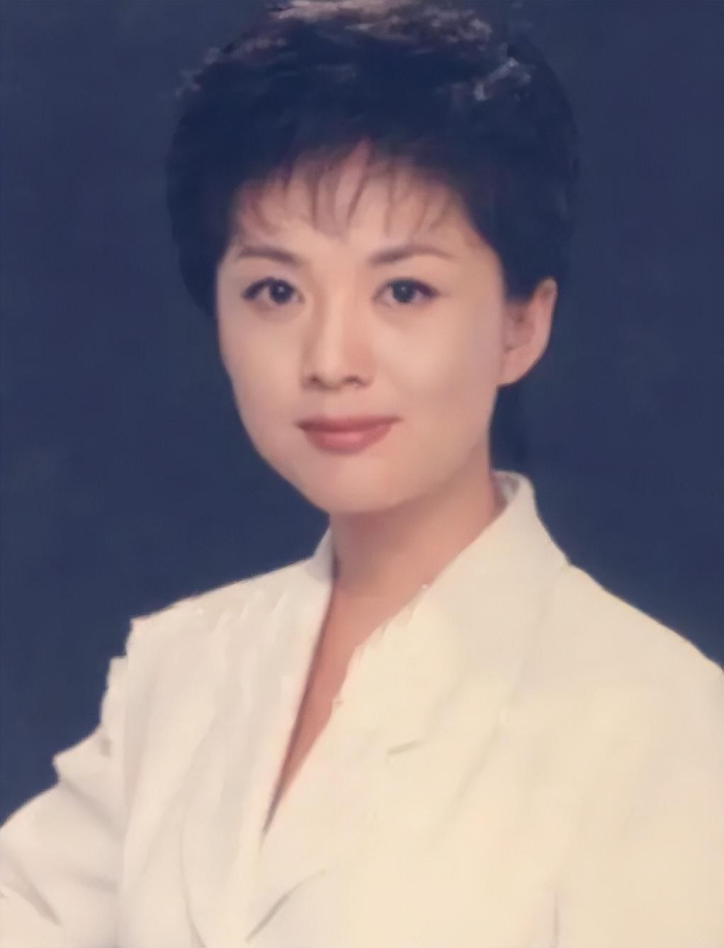 CCTV host Haixia: Married to a professor 11 years older, married for 22 ...