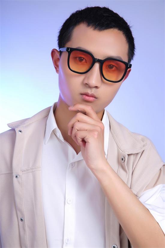 Wang Yuwu: A cold and handsome boy - iMedia