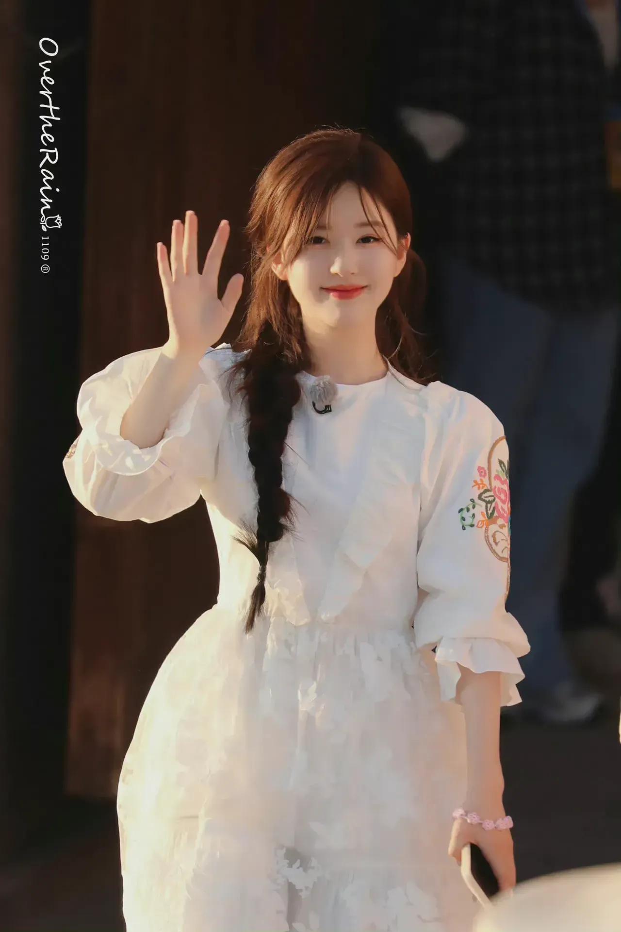 Zhao Lusi's white long dress, with shimmering hair color and twisted ...