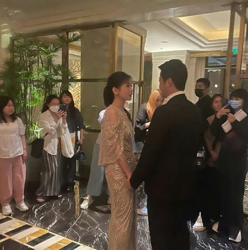 Wu Jing and Alyssa Chia held hands and talked hotly. From "Little Li ...