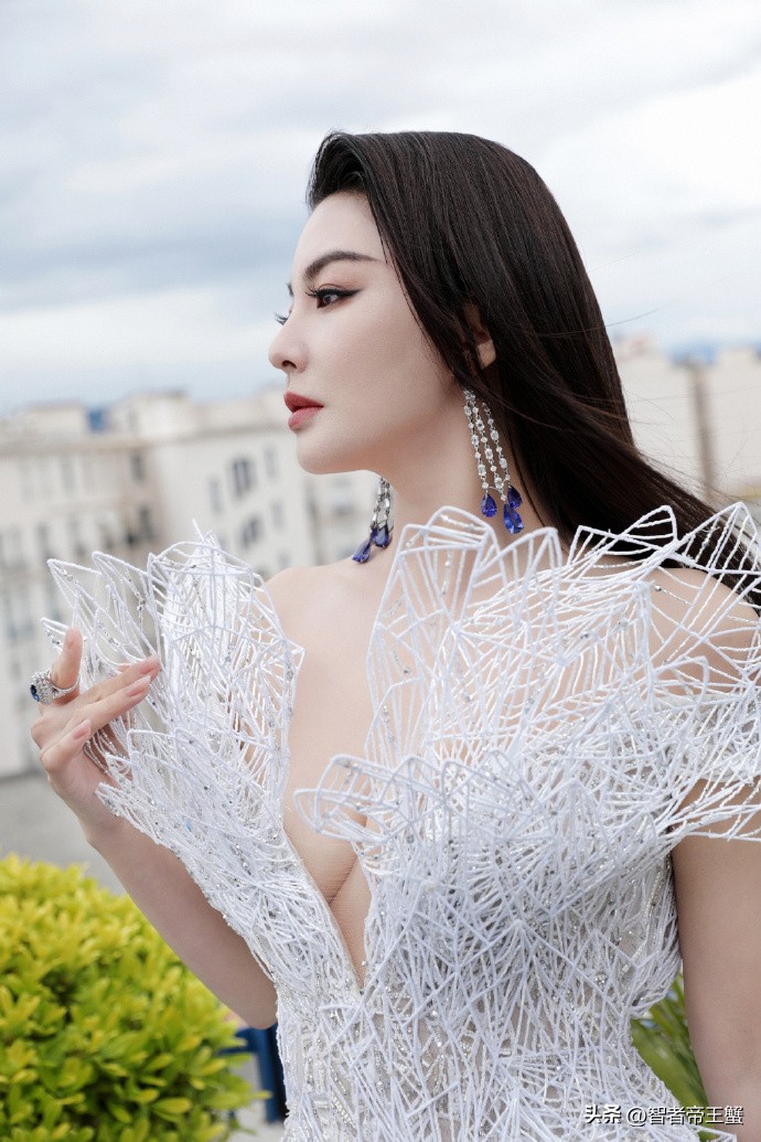 Zhang Yuqi's 3D printed long dress, her figure is so beautiful that it ...