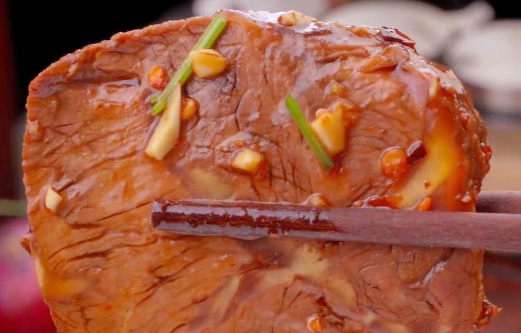 The chef teaches you to make sauced beef at home. The sauce is fragrant ...