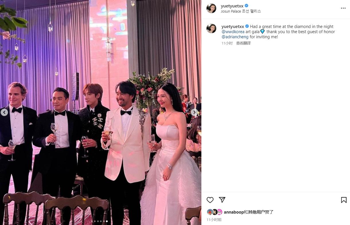 Qiu Shuzhen's daughter dressed up for the dinner, took a photo with the ...