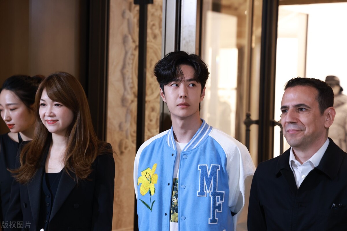 The top actor Wang Yibo attended the brand event, he looks so handsome ...